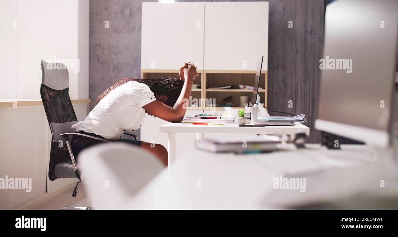 Sick african woman laptop hi-res stock photography and images - Alamy