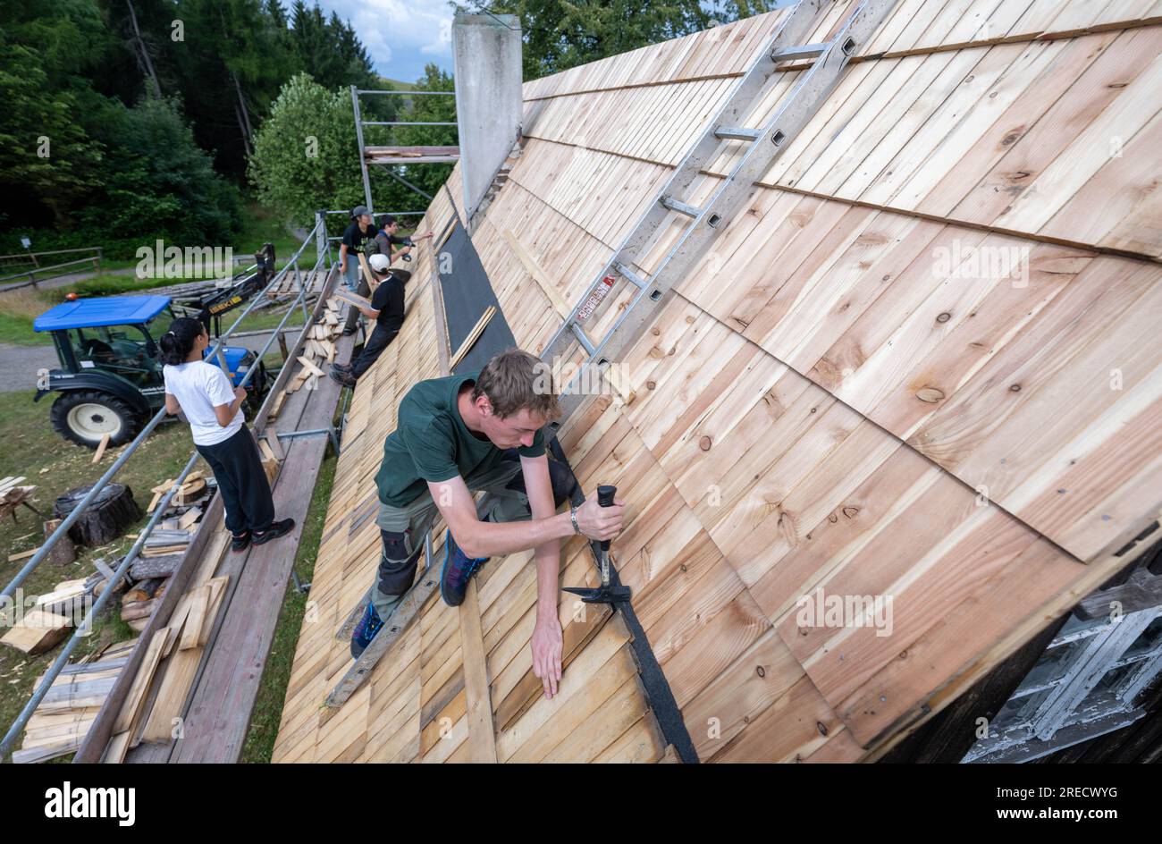 27 July 2023, Saxony, Seiffen: Remi Crouzet (front) from France ...