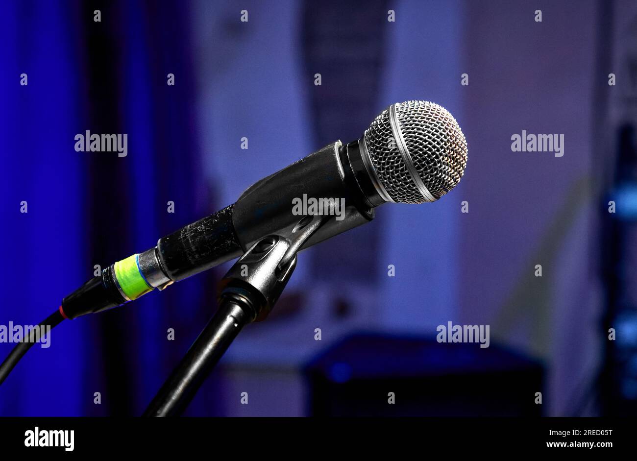 Image of a microphone with cords on a microphone stand Stock Photo - Alamy