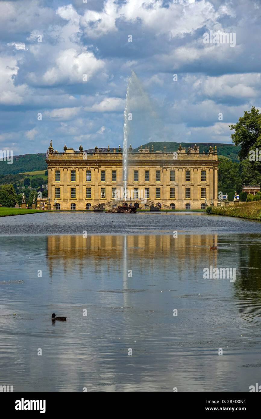 The Emperor lake and Emperor Fountain at Chatsworth House and gardens ...