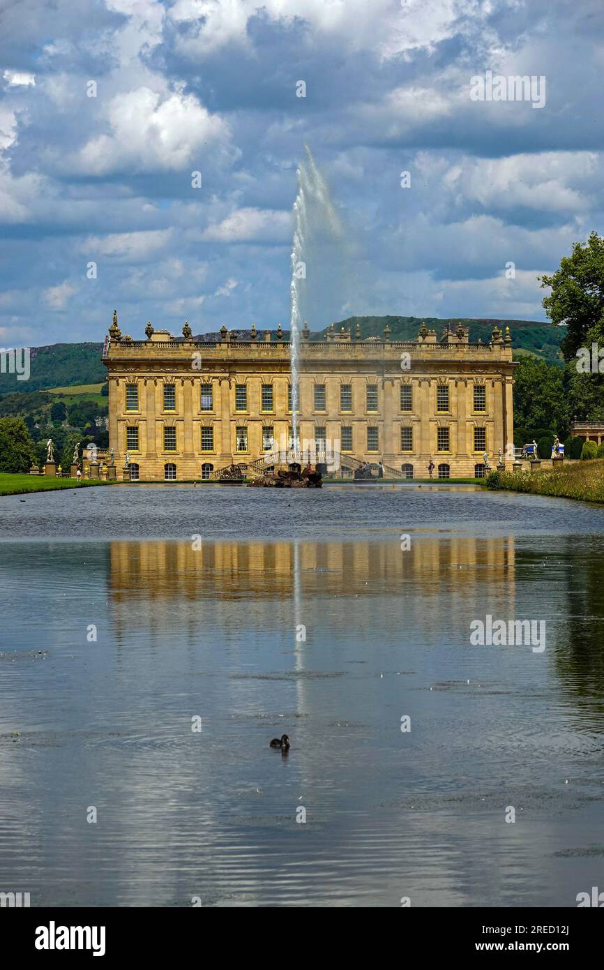 The Emperor lake and Emperor Fountain at Chatsworth House and gardens ...
