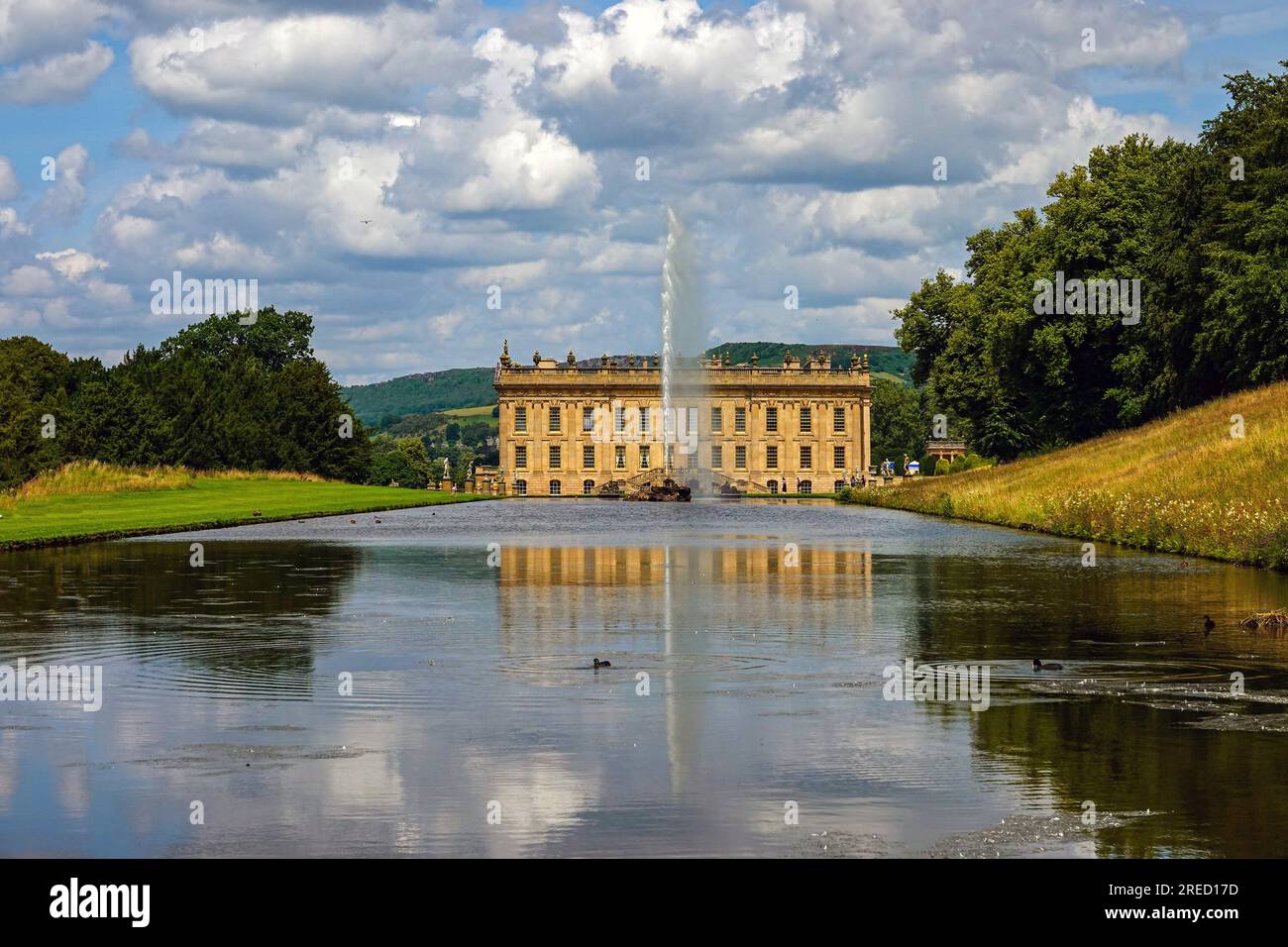 The Emperor lake and Emperor Fountain at Chatsworth House and gardens ...