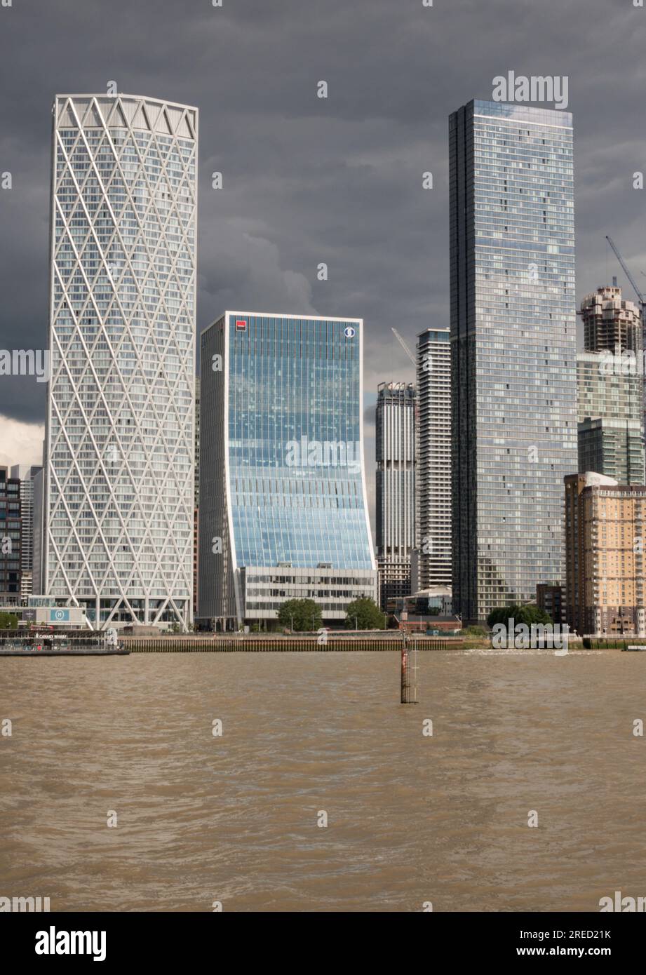 Skyscraper buildings and London skyline, Canary Wharf, Isle of Dogs ...