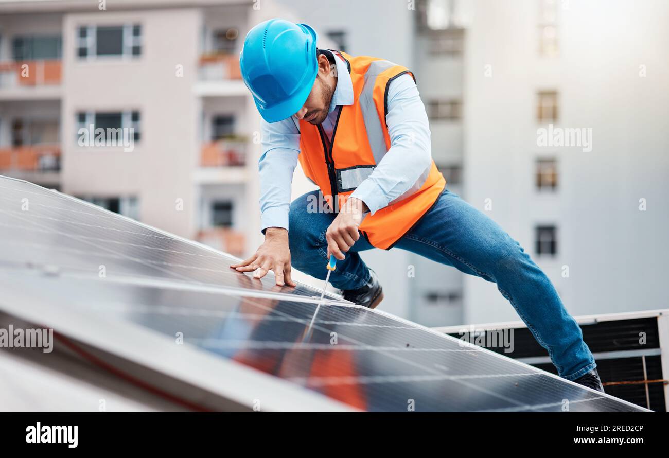 Technician internet solar hi-res stock photography and images - Alamy