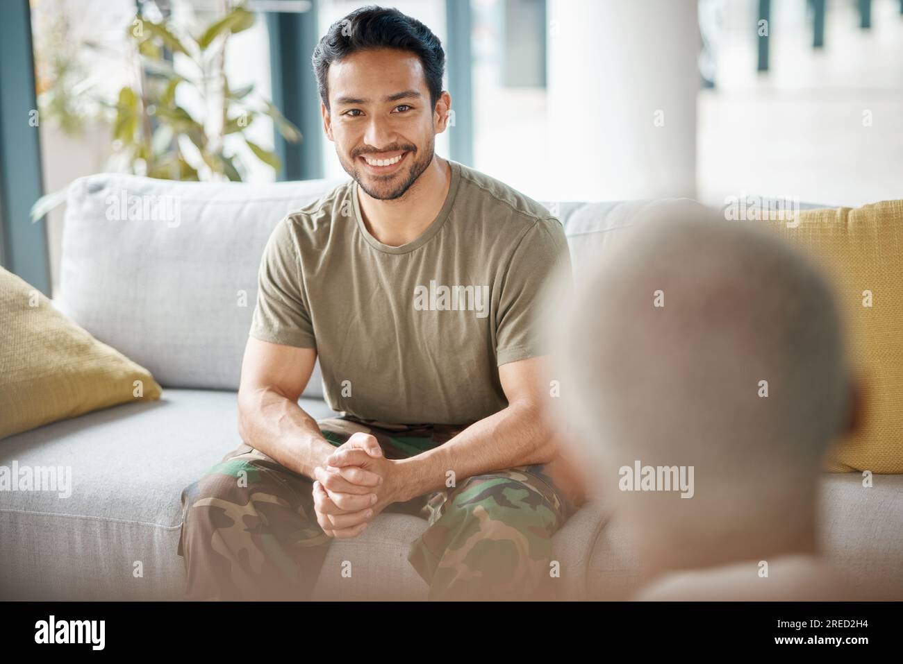 Soldier speaking with officer hi-res stock photography and images - Alamy