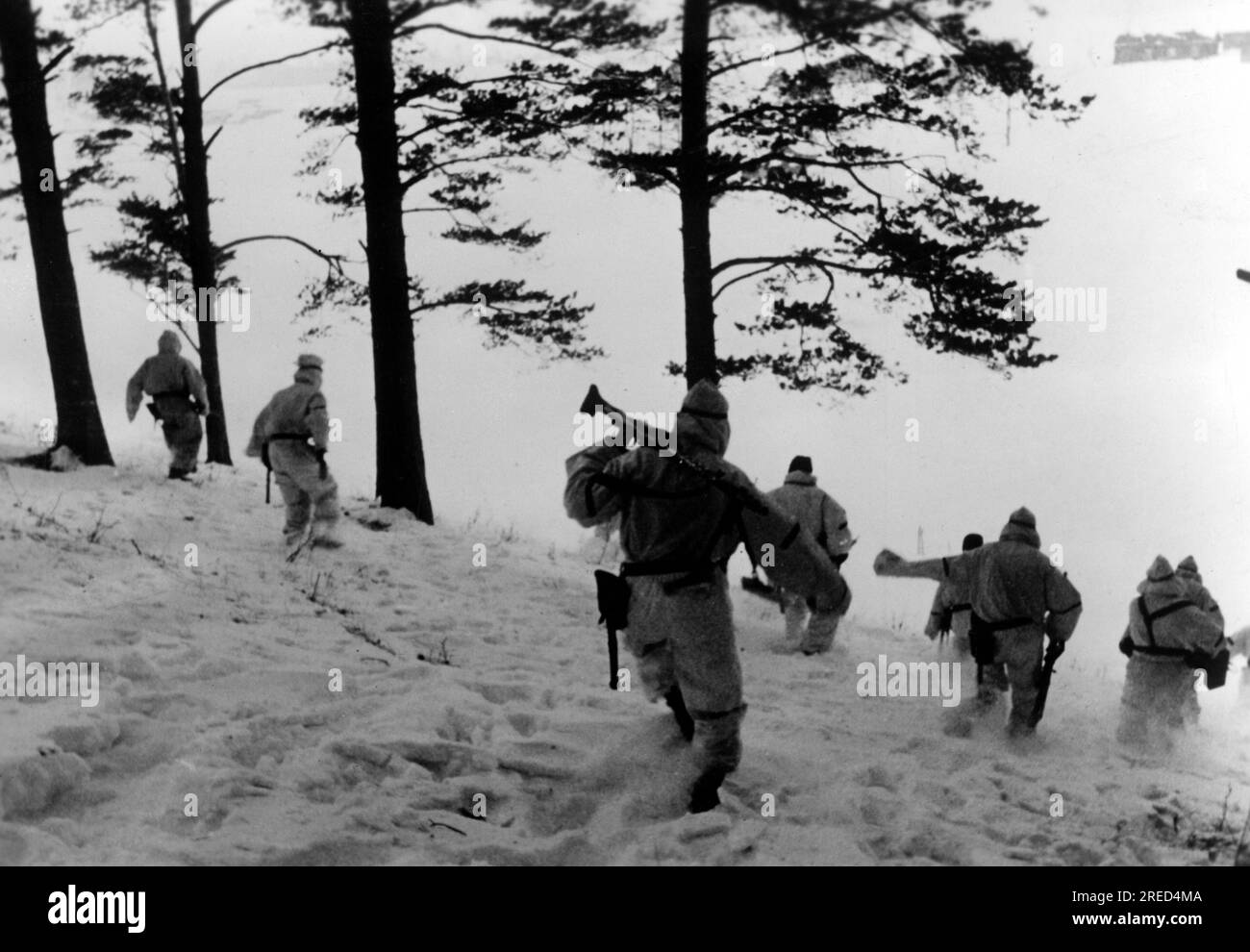 German soldiers returning from a reconnaissance mission near Aposiz ...