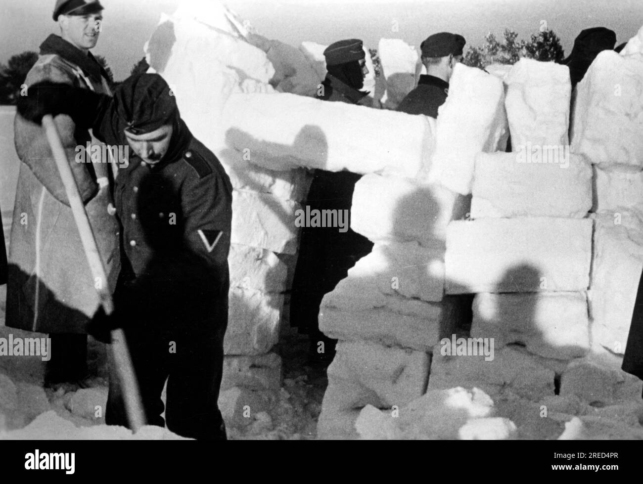 German soldiers build an igloo near Baranowka. Photo: Dahl [automated ...