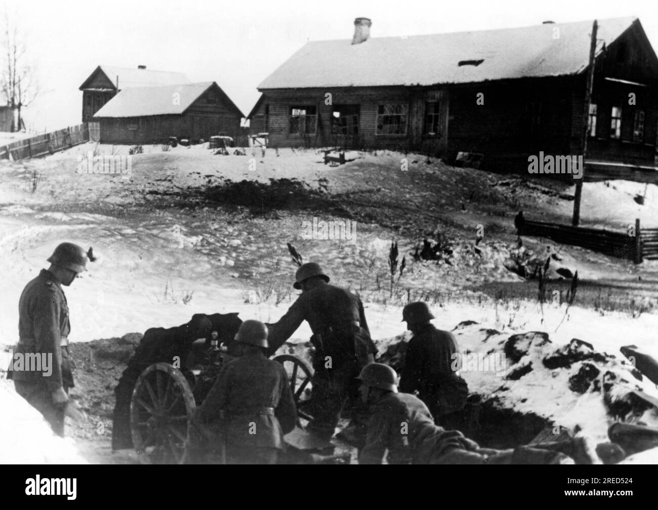 German infantry gun fires on Russian positions on the Eastern Front ...