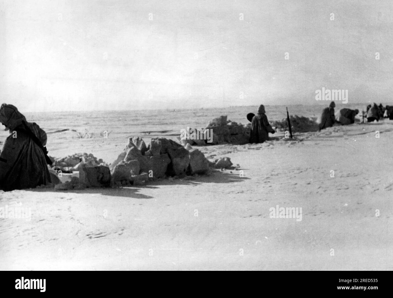 World war 2 soldiers foxhole hi-res stock photography and images - Alamy