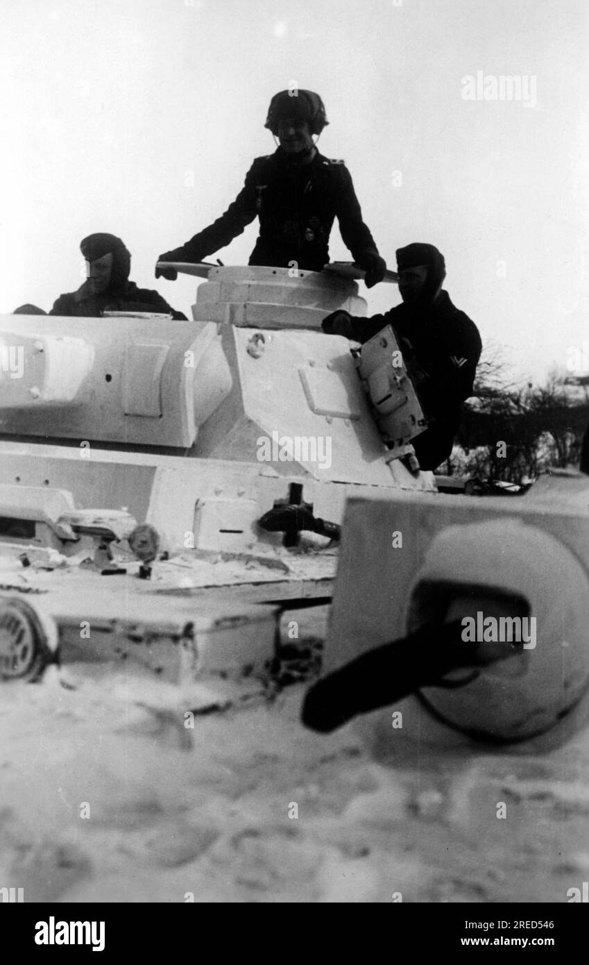 German tanks wait for the signal to march off in winter near Sychevka ...