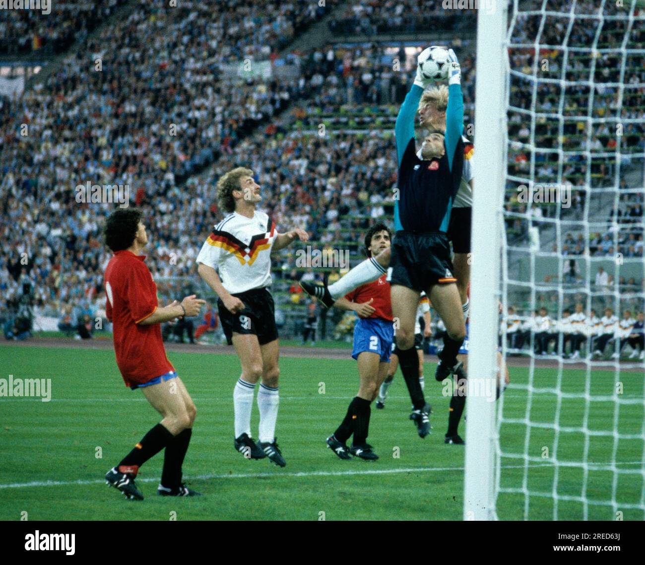Spain goalkeeper andoni zubizarreta hi-res stock photography and images ...