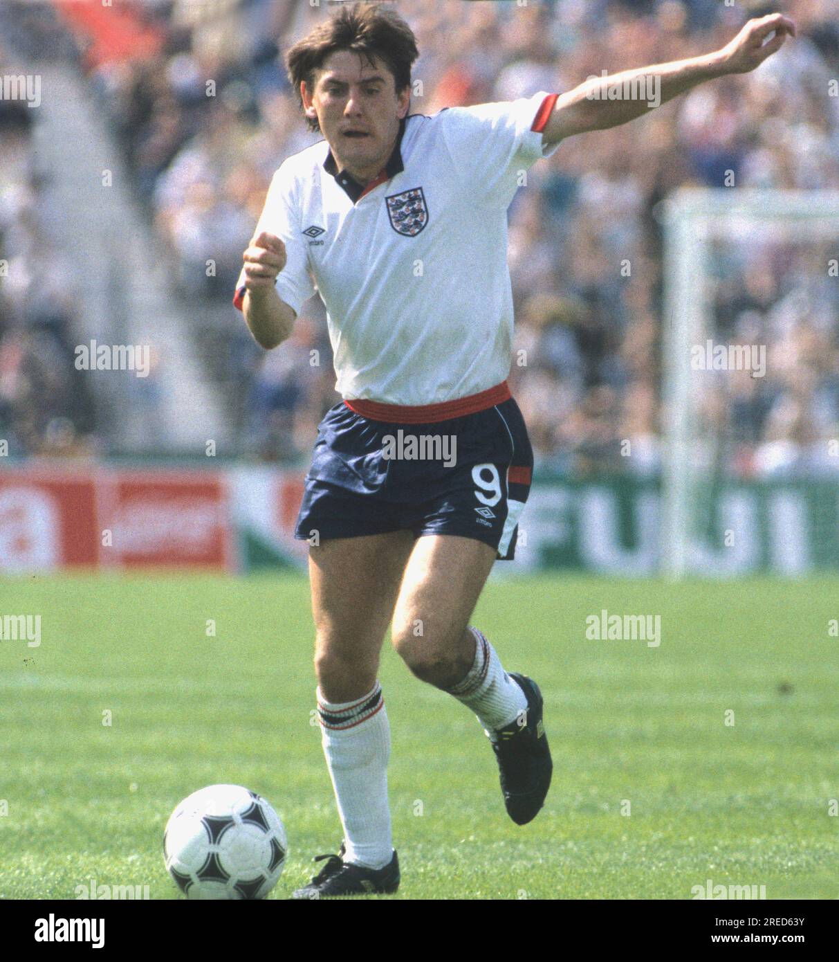 FB EM 1988 / England - Ireland 0:1 / Peter Beardsley (ENG) in action ...