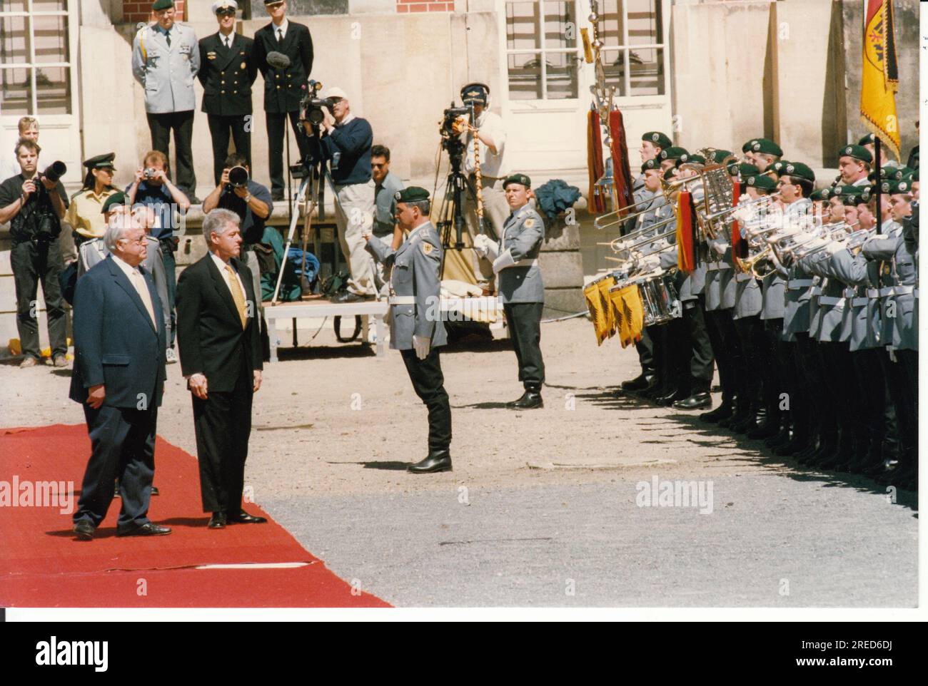 Welcoming American President Bill Clinton with military honors upon ...