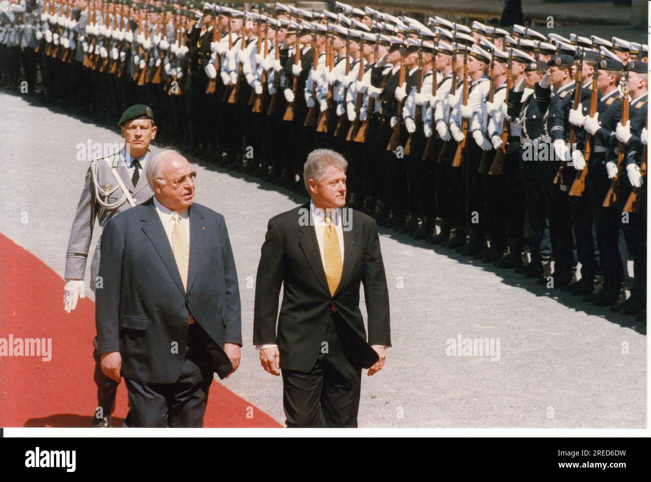 Welcoming American President Bill Clinton with military honors upon ...