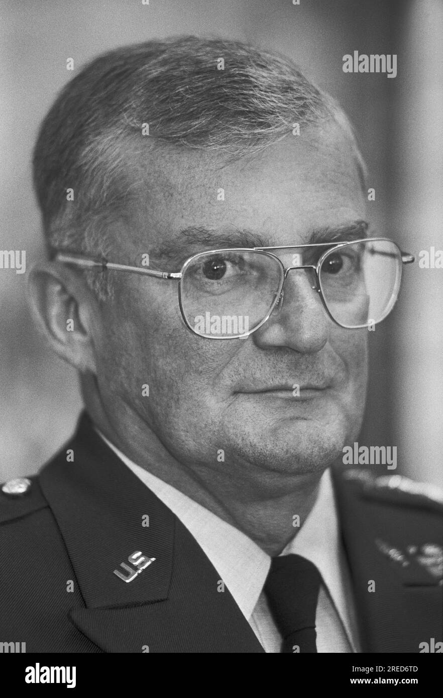 Germany, Bonn 28/08/1992 Archive: 36-29-16 Visit NATO Supreme Commander ...