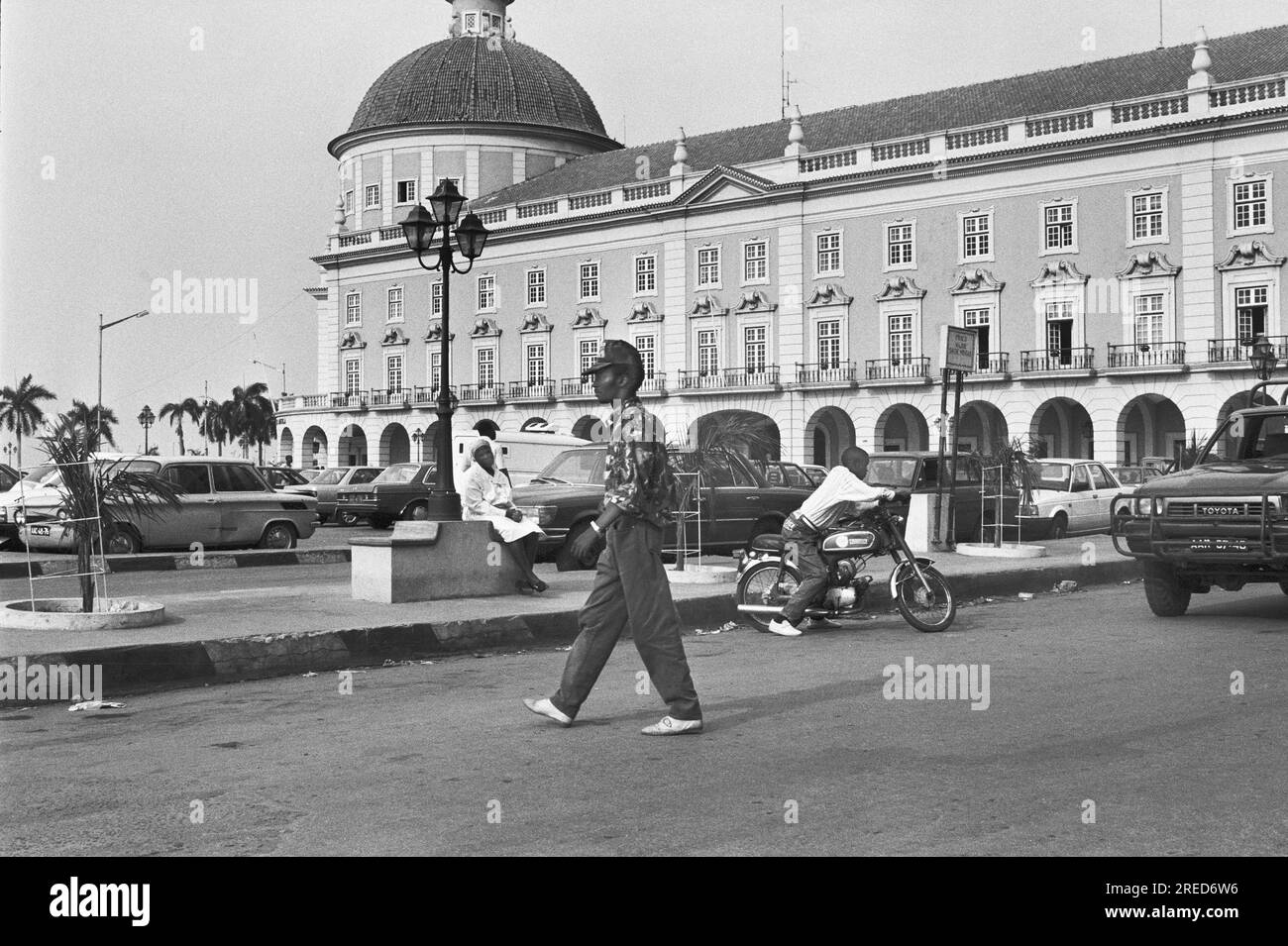 Angola, Luanda, 25/09/1992 Archive: 36-65-05 City photos Luanda Photo: the Banco de Nacional ...