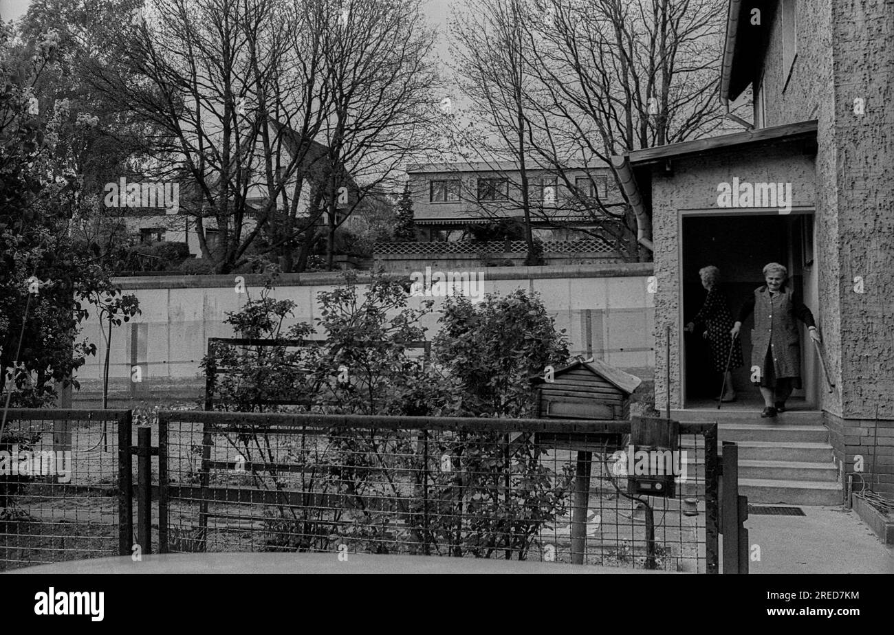 "GDR, Berlin, 22.04.1990, Enclave Entenschnabel, at the wall at the so ...