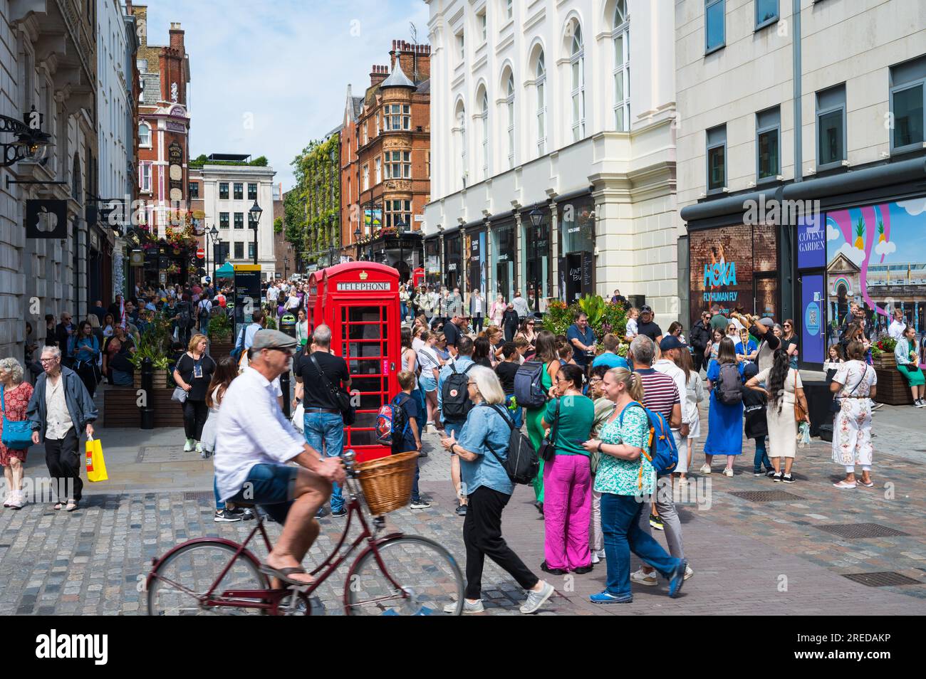 Crowd of people gathered to watch street entertainer. Covent Garden ...