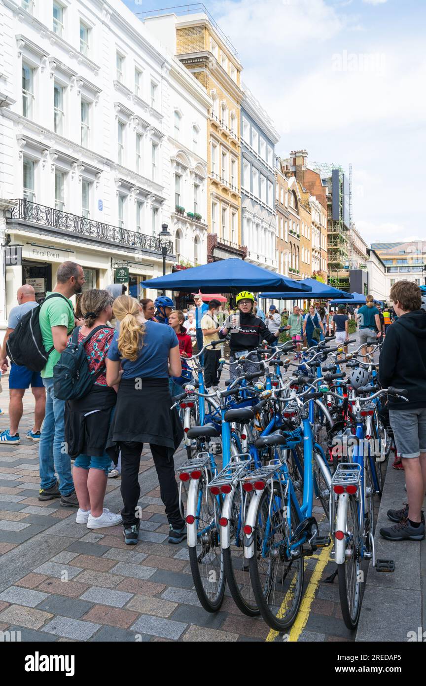 Female tour guide hi-res stock photography and images - Alamy