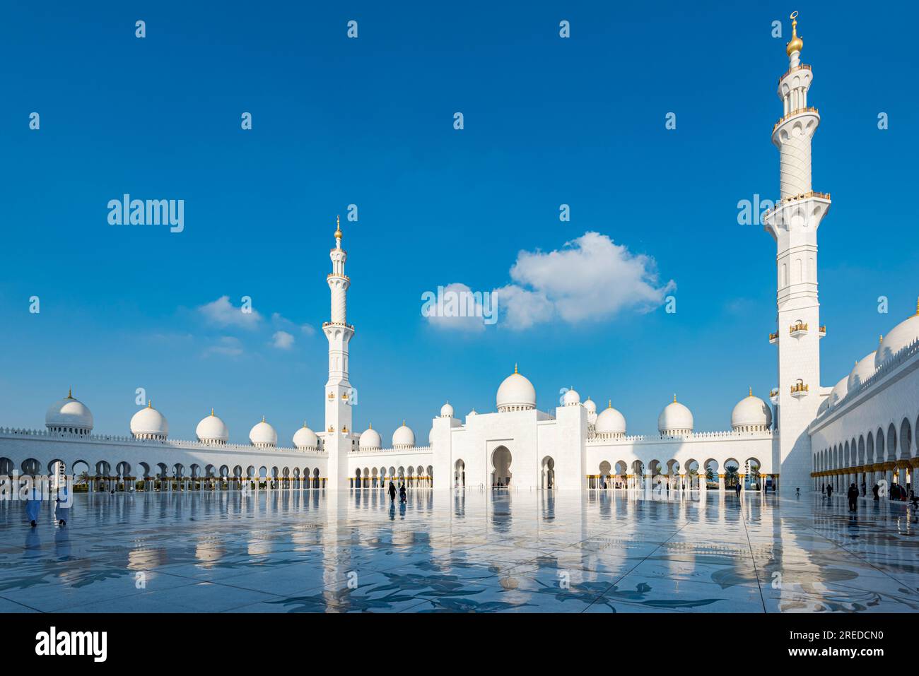 Sheikh Zayed Grand Mosque of Abu Dhabi with blue sky and copy space ...