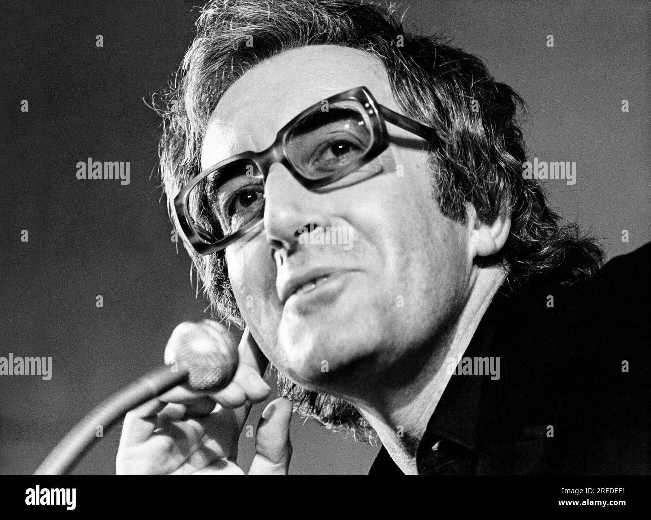 English comedian and actor Peter Sellers (1925-1980) speaking at CINEMA ...
