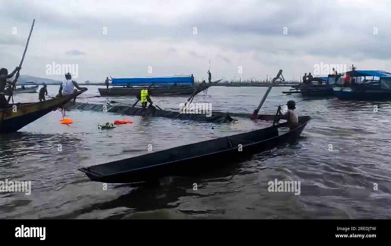 (230727) -- RIZAL PROVINCE, July 27, 2023 (Xinhua) -- People try to rescue passengers from the ...