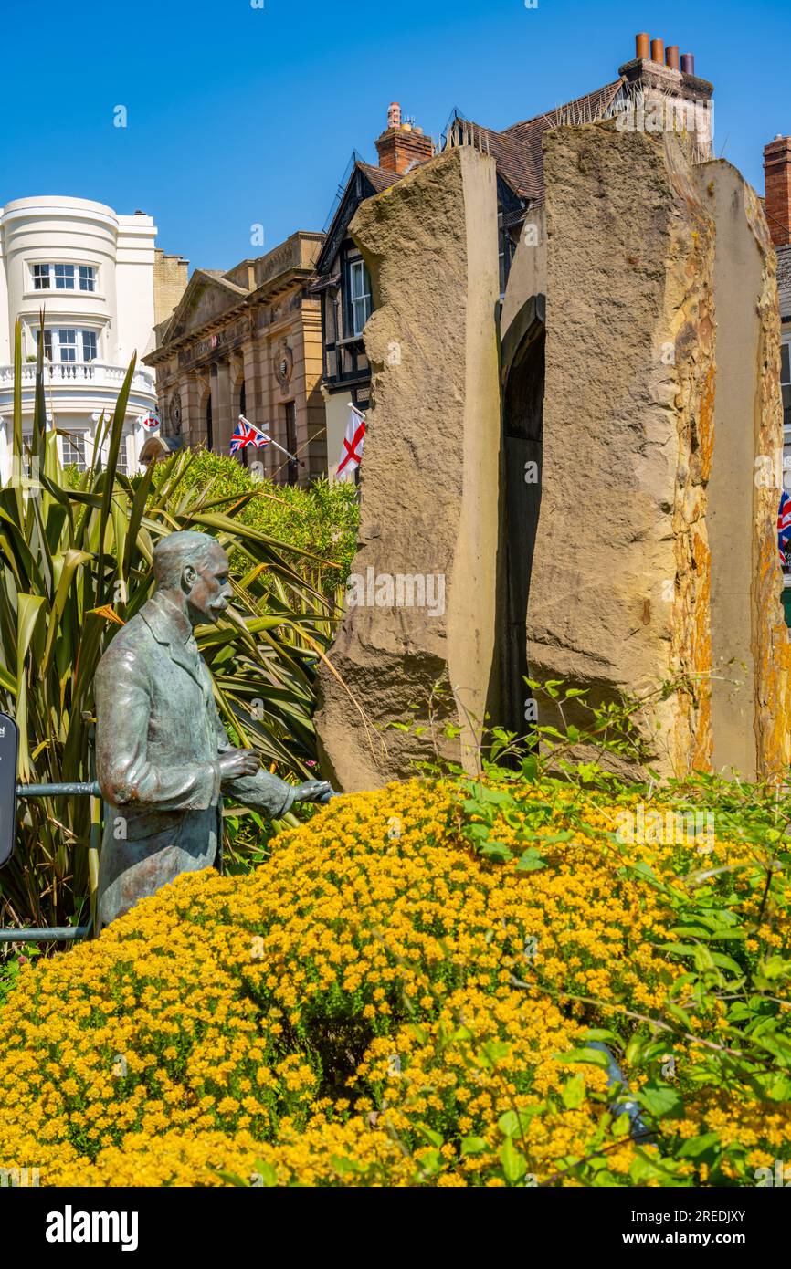 The Sir Edward Elgar memorial statue in Great Malvern Stock Photo - Alamy