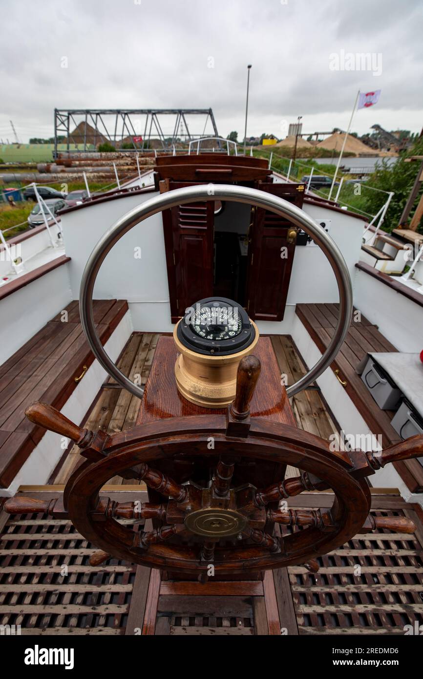 Illustration picture shows the Visit of Governor Decaluwe to the Askoy ...