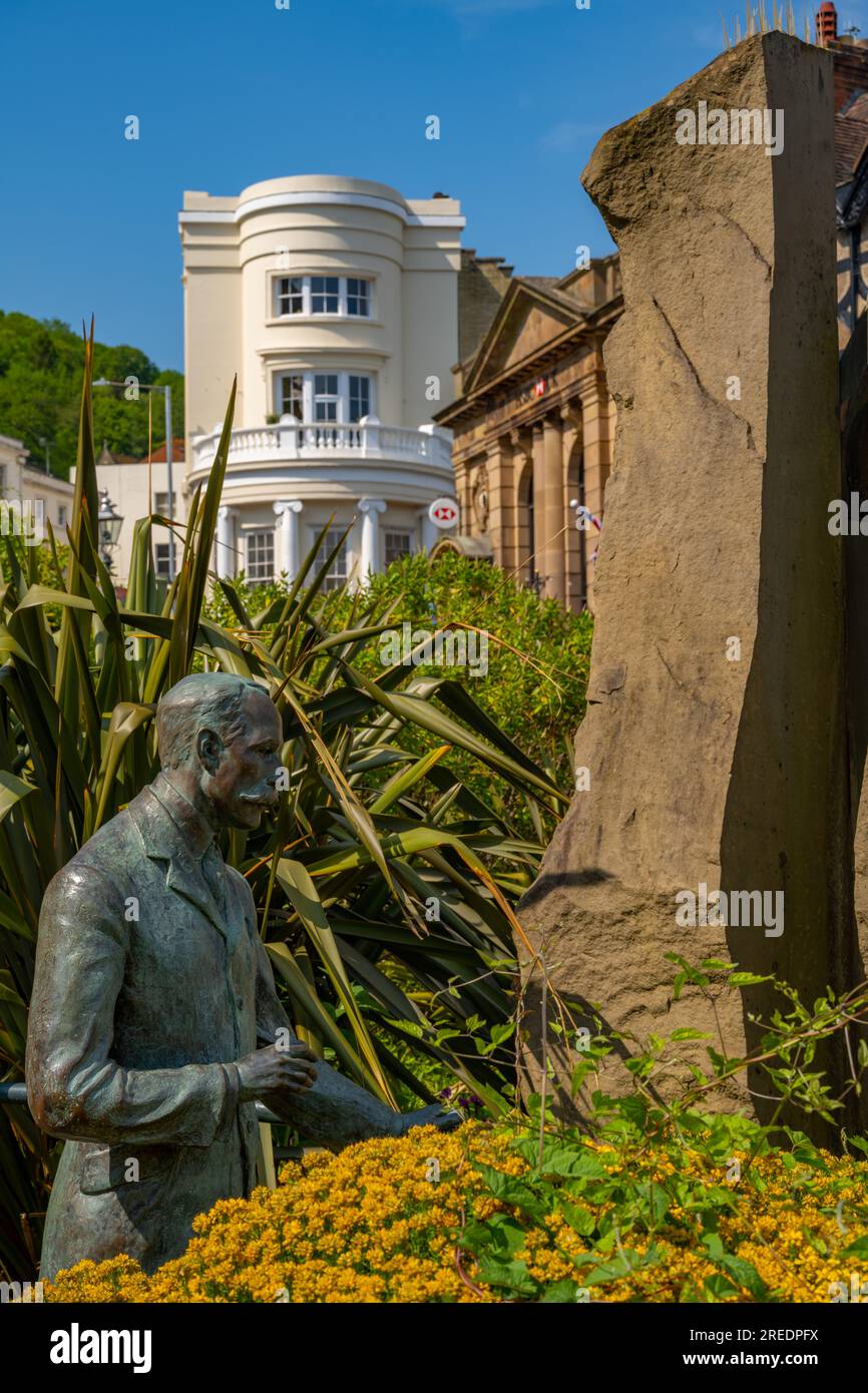 The Sir Edward Elgar memorial statue in Great Malvern Stock Photo - Alamy