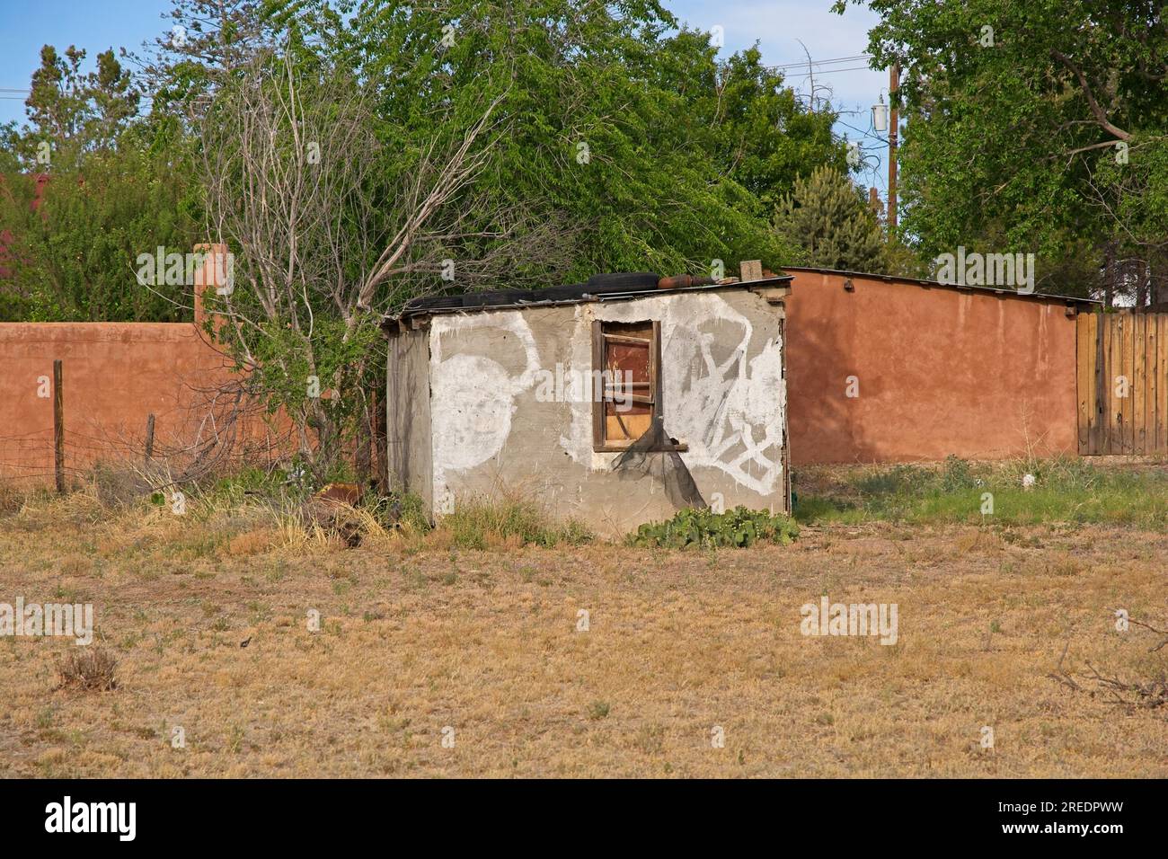 Rundown shed hi-res stock photography and images - Alamy