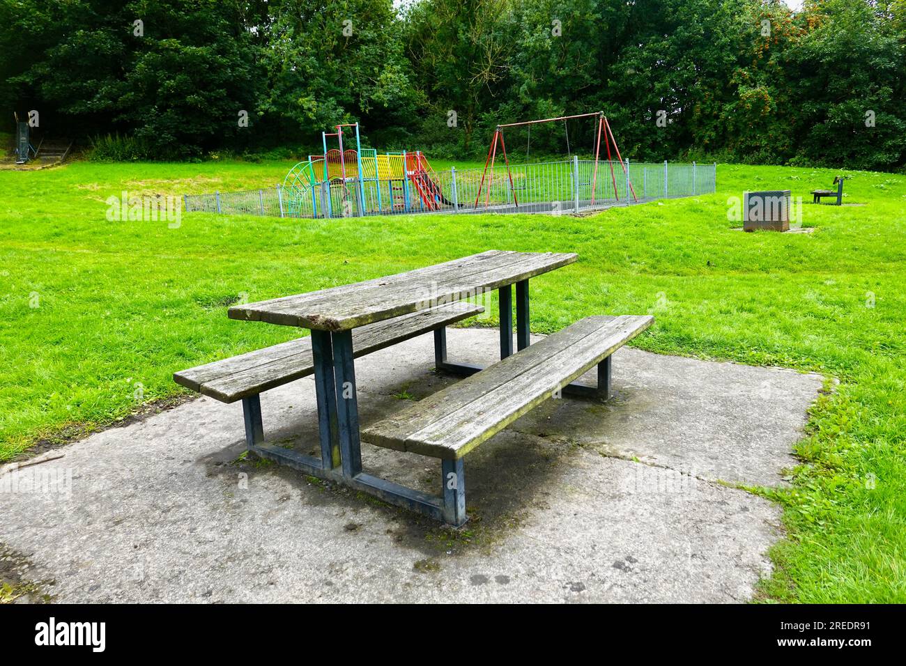 Benches in sitting area hi-res stock photography and images - Alamy