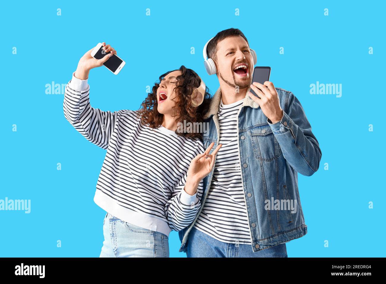 Young couple singing on mobile hi-res stock photography and images - Alamy