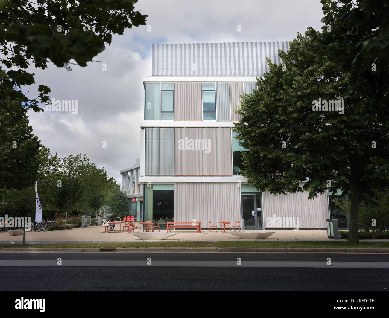 Cambridge university west hub building hi-res stock photography and ...