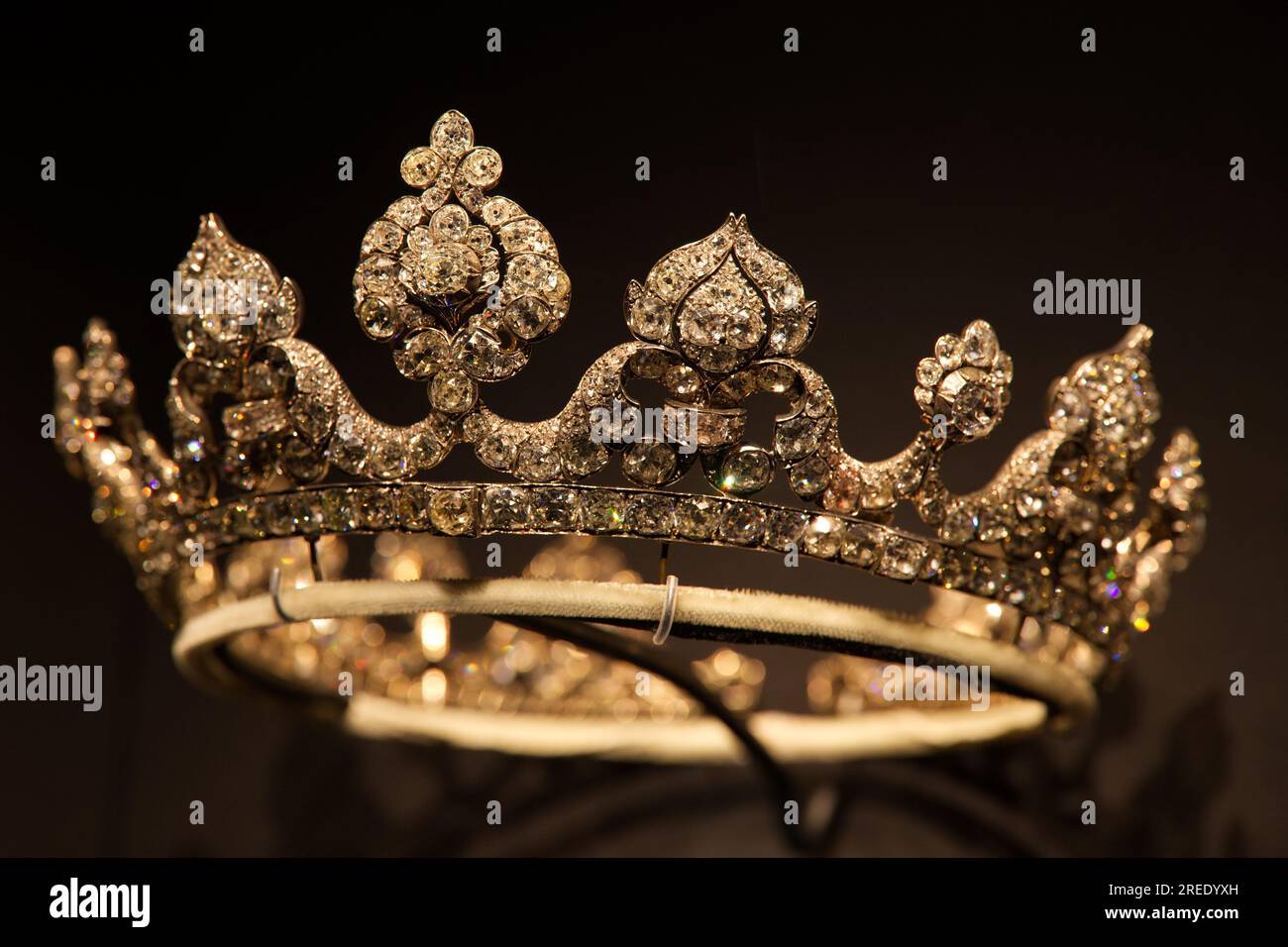 Diamond tiara hi-res stock photography and images - Alamy