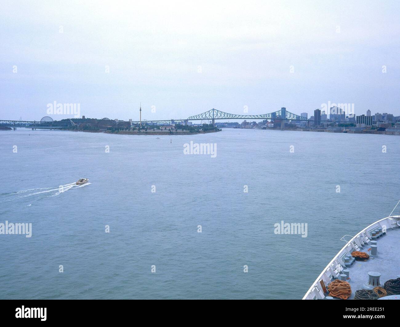 BARCO NAVEGANDO POR EL RIO SAN LORENZO-AL FONDO VISTA DEL PUENTE ...