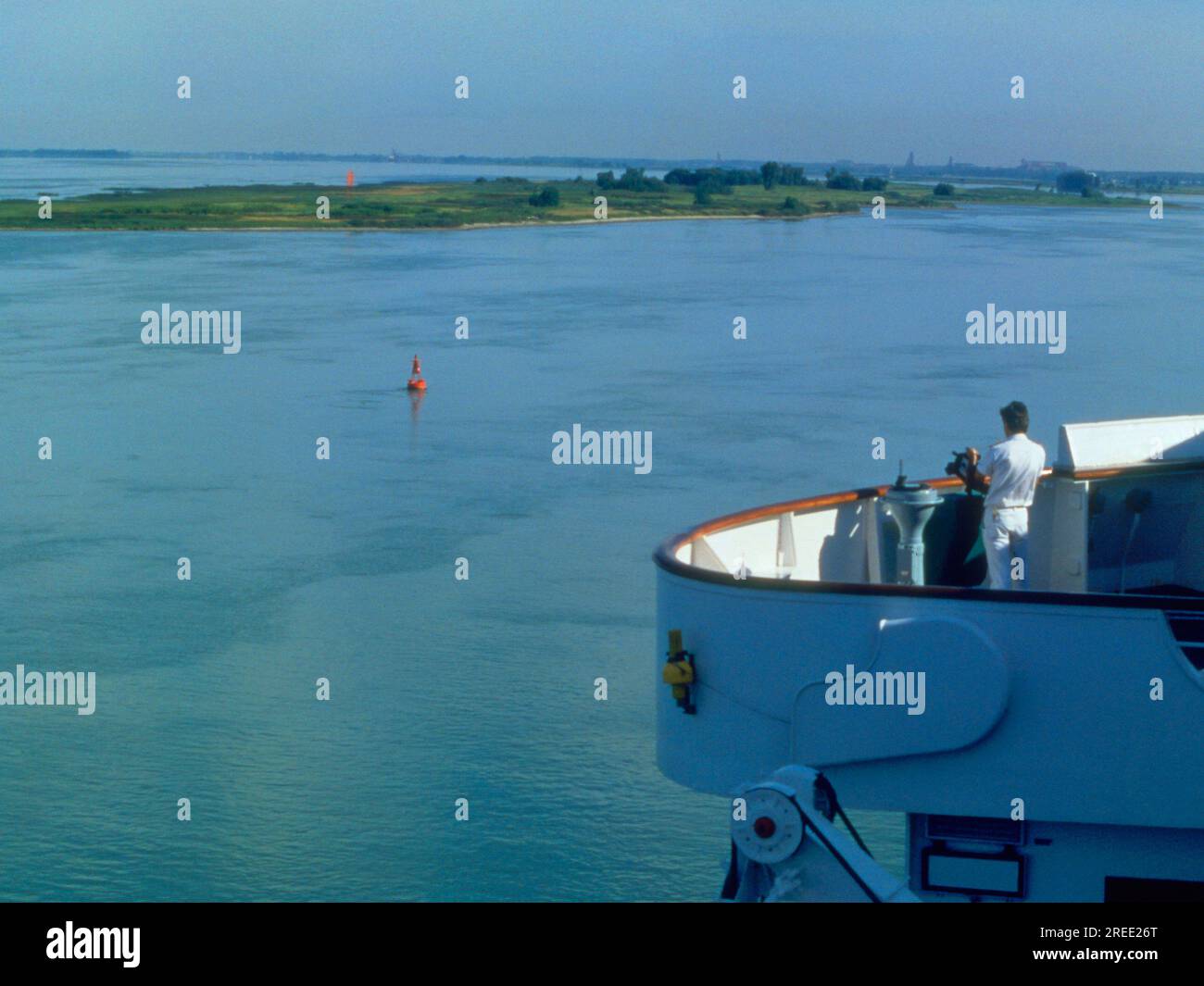 BARCO NAVEGANDO POR EL RIO SAN LORENZO-PILOTO DE SALVAMENTO - FOTO AÑOS ...