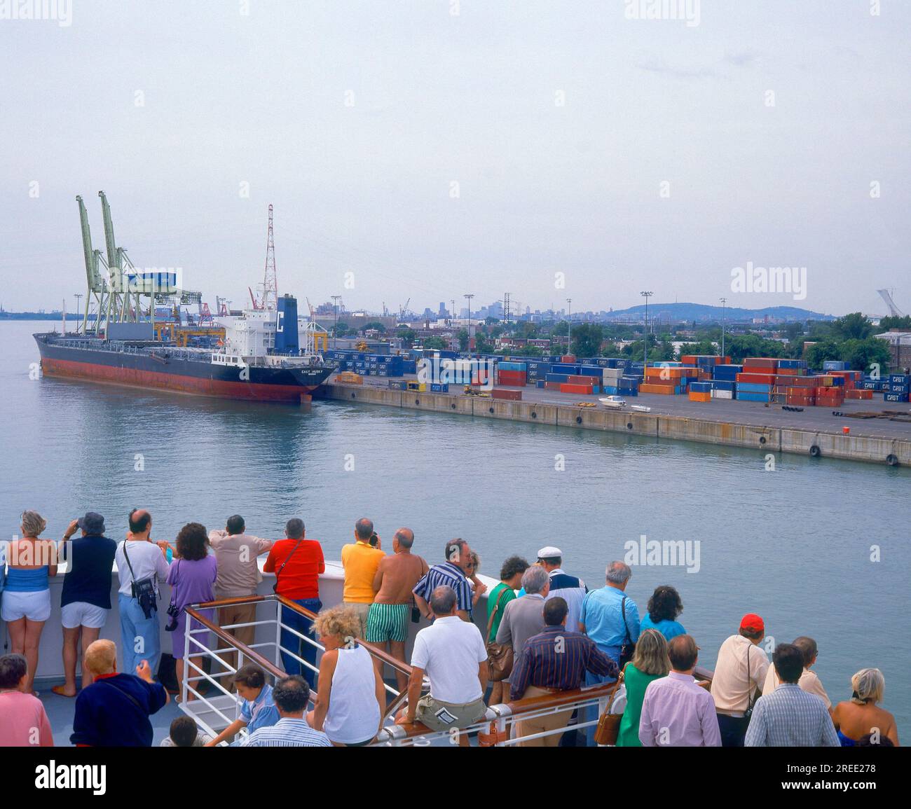 TRANSBORDADOR ATRACANDO EN EL PUERTO - FOTO AÑOS 00. Location: PUERTO ...