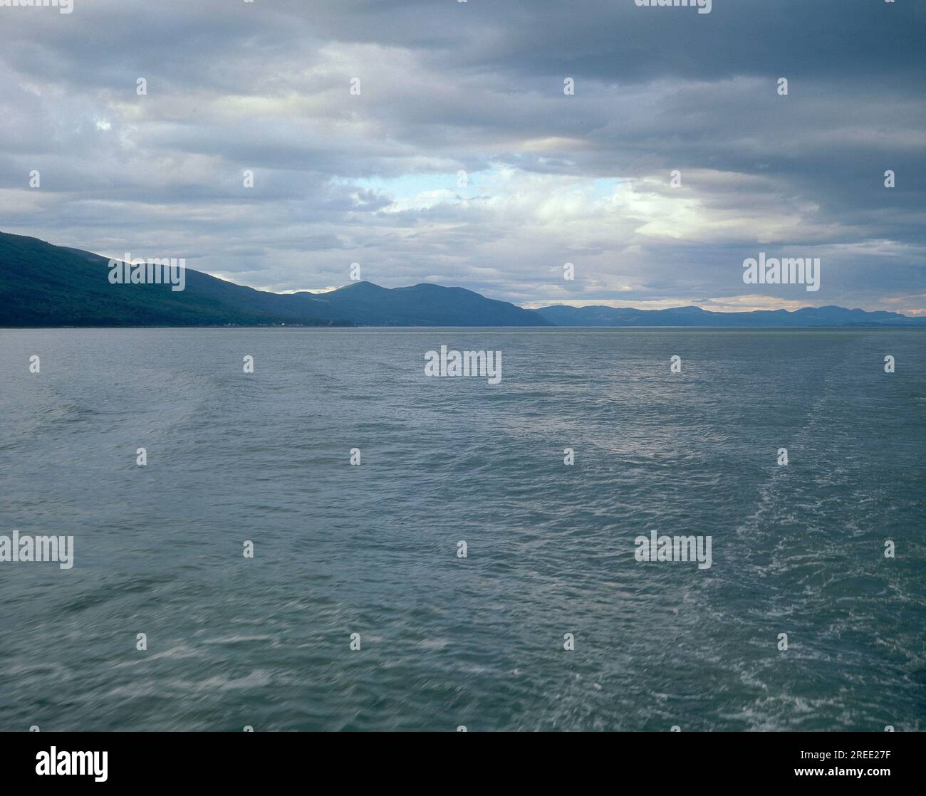 DESEMBOCADURA DEL RIO SAN LORENZO-VISTA DE LA ISLA DE ANTICOSTI - FOTO ...