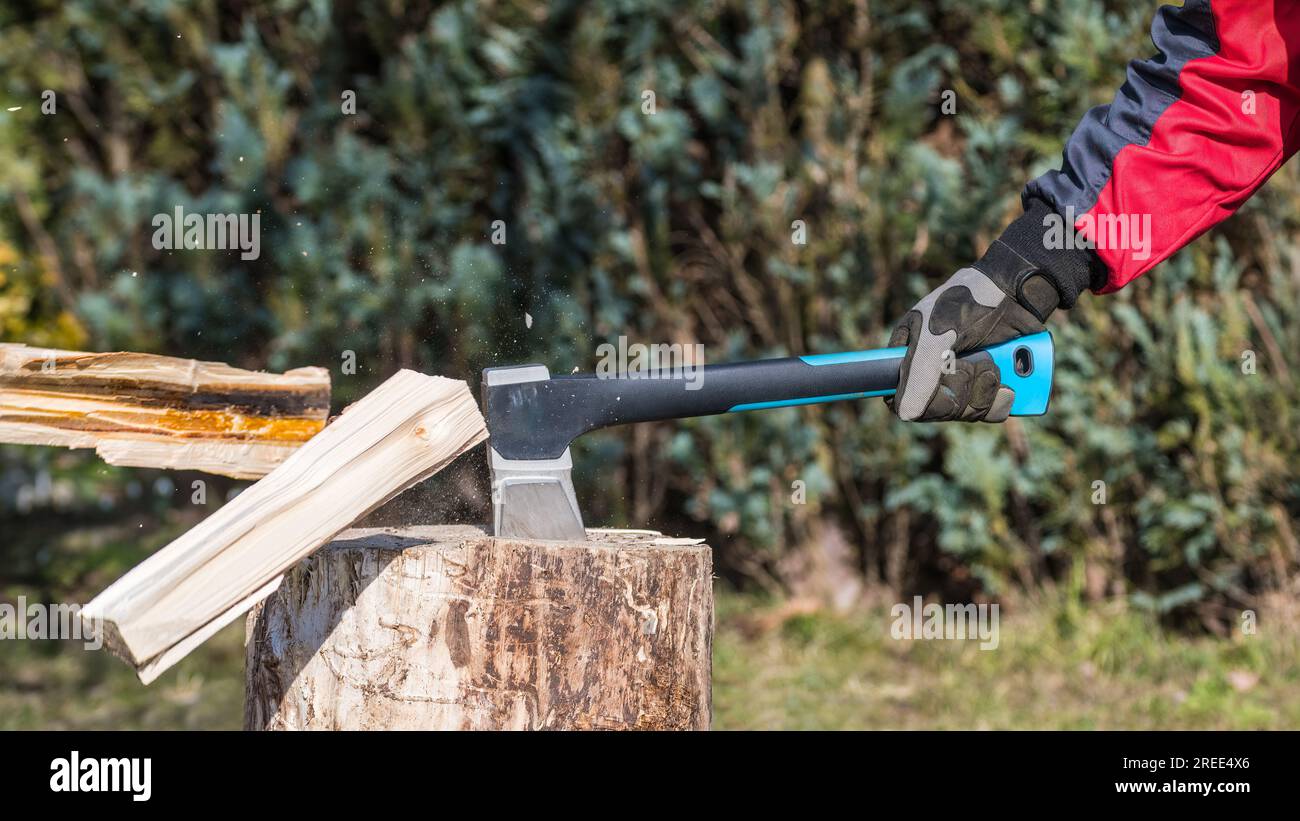 Hand axe on log hi-res stock photography and images - Alamy