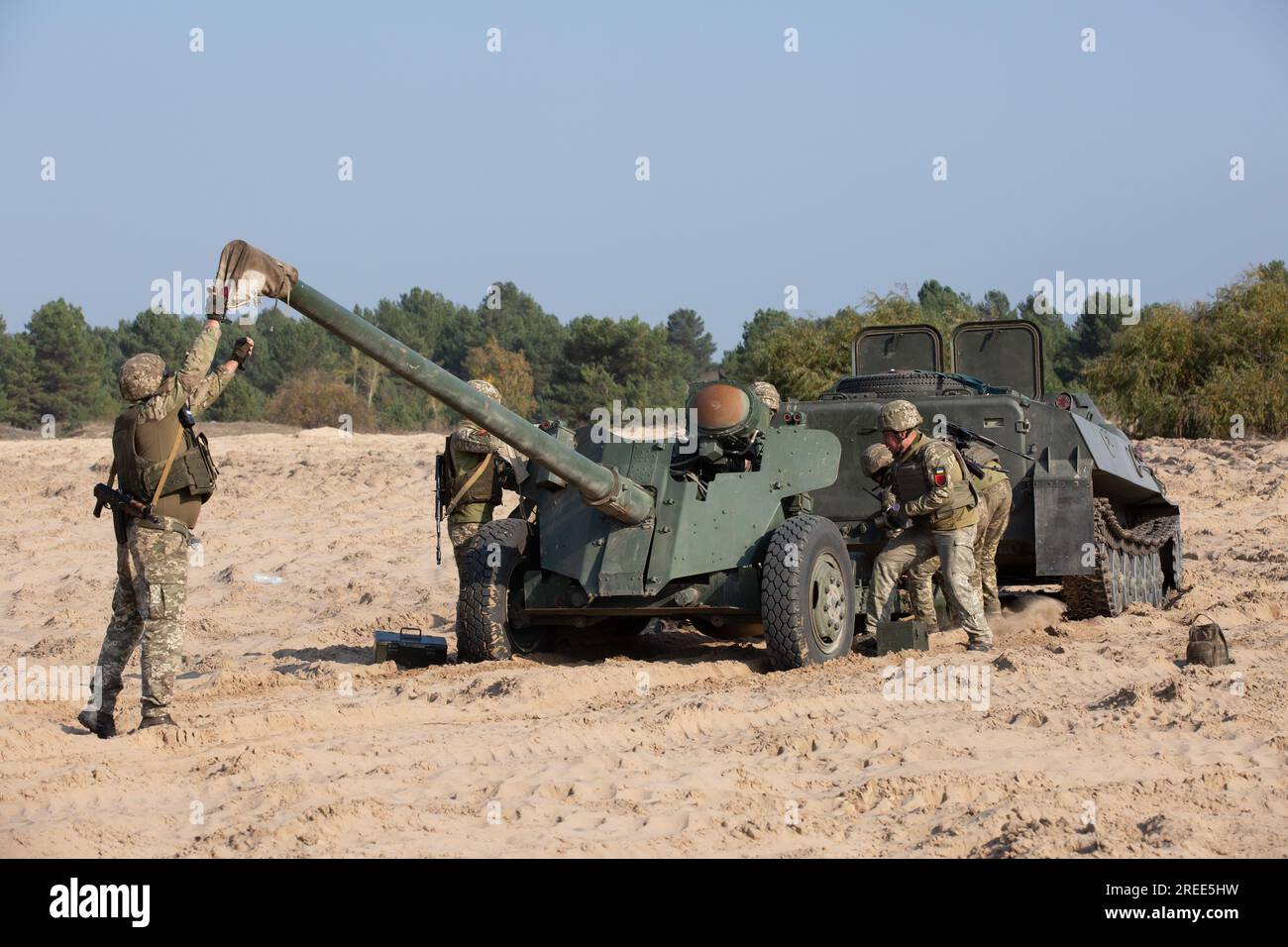 Ukrainian servicemen prepare to fire anti-tank gun MT-12 Rapier during ...