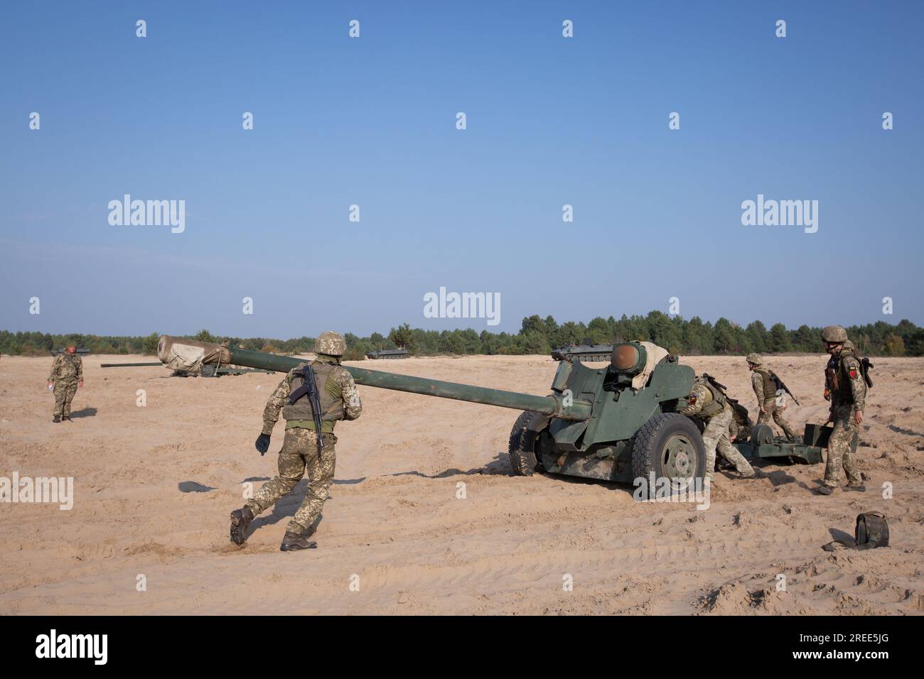 Ukrainian servicemen prepare to fire anti-tank gun MT-12 Rapier during ...