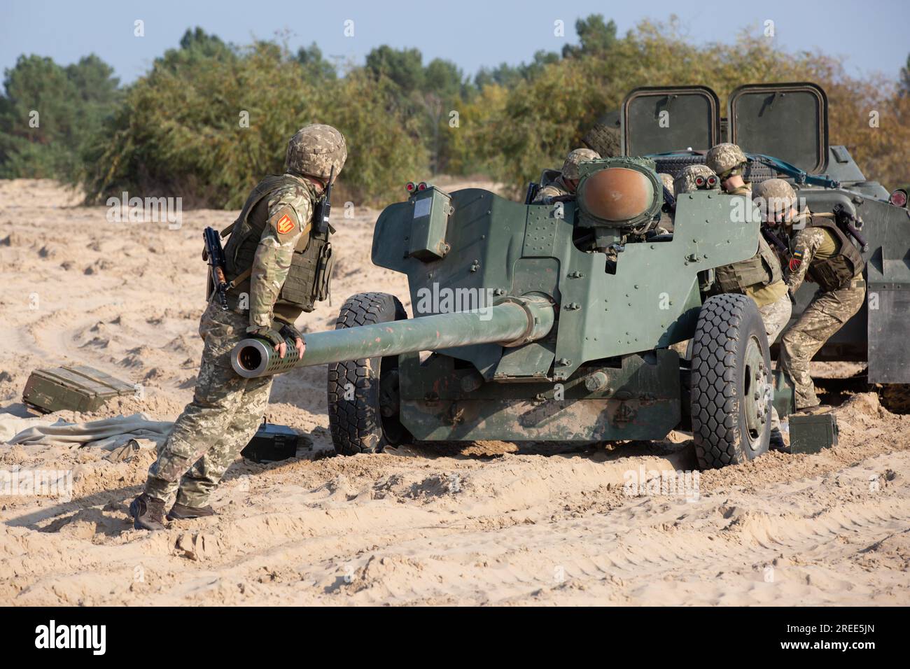 Ukrainian servicemen prepare to fire anti-tank gun MT-12 Rapier during ...