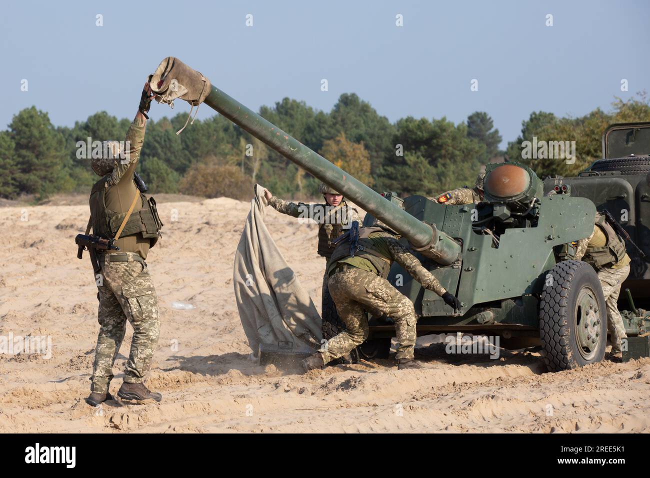 Ukrainian servicemen prepare to fire anti-tank gun MT-12 Rapier during ...