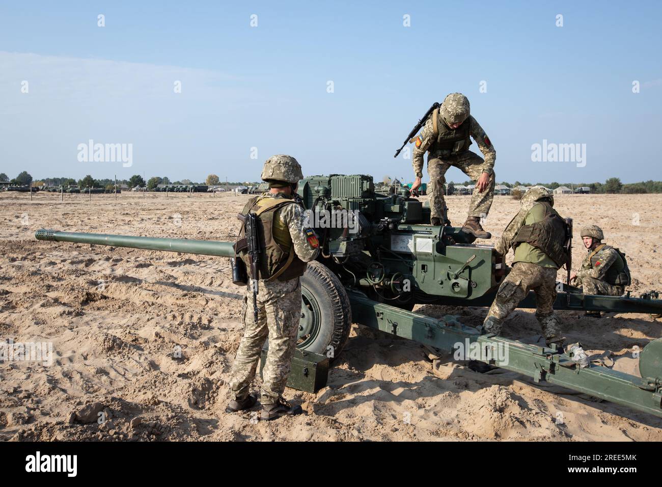 Ukrainian servicemen prepare to fire anti-tank gun MT-12 Rapier during ...