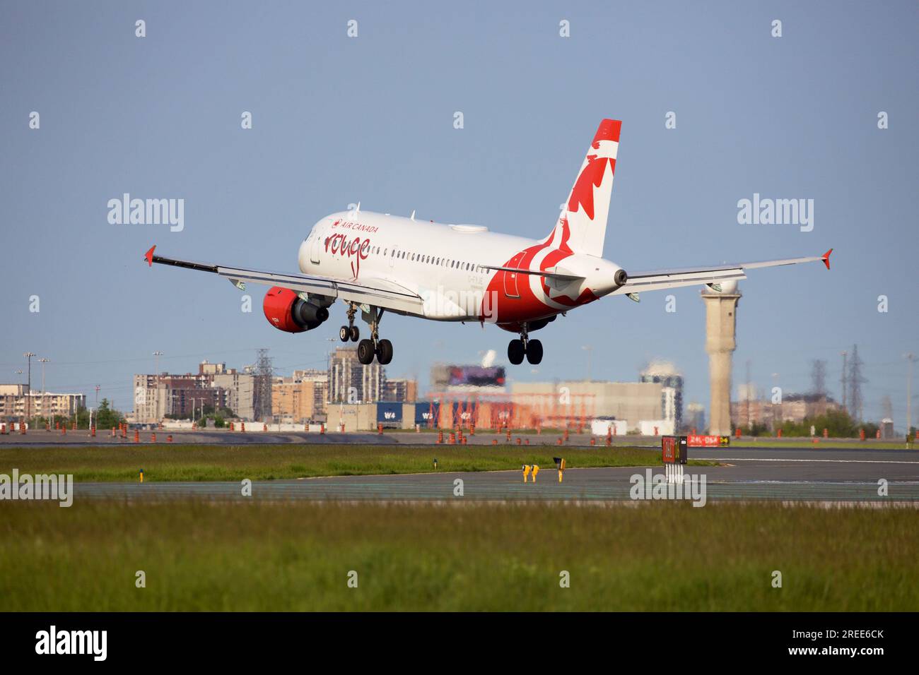 Jazz Airlines Airbus A318, C-FYJE, Landing at Pearson Airport, Runway ...