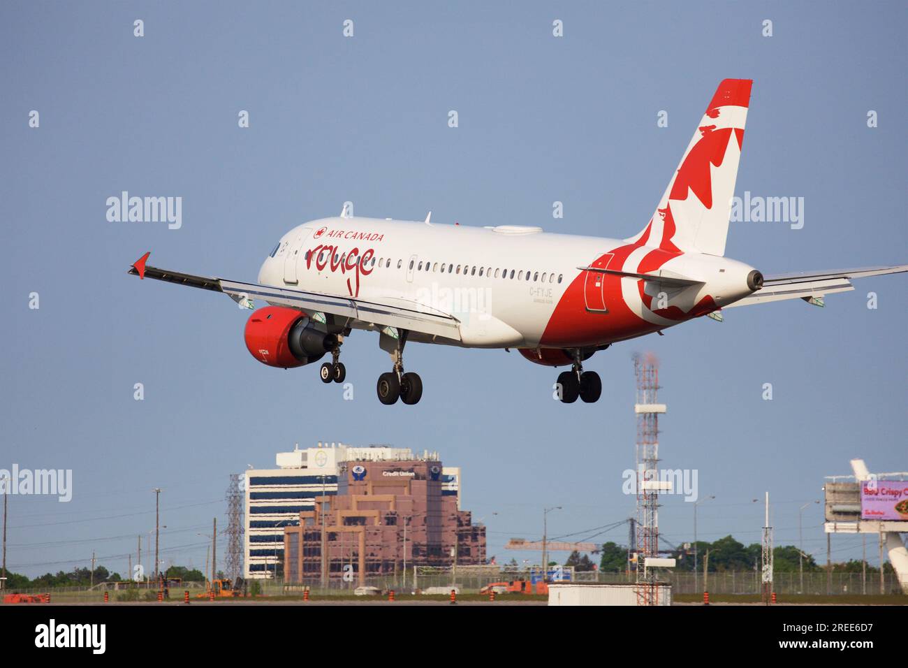 Jazz Airlines Airbus A318, C-FYJE, Landing at Pearson Airport, Runway ...