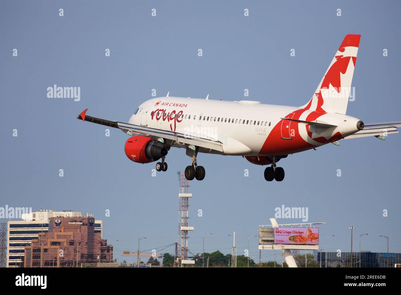 Jazz Airlines Airbus A318, C-FYJE, Landing at Pearson Airport, Runway ...