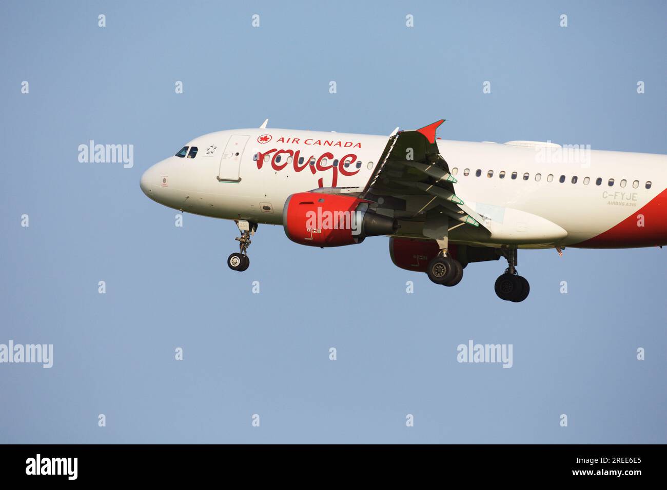 Jazz Airlines Airbus A318, C-FYJE, Landing at Pearson Airport, Runway ...