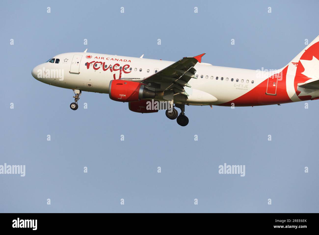 Jazz Airlines Airbus A318, C-FYJE, Landing at Pearson Airport, Runway ...