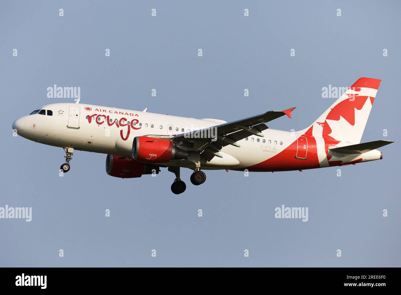 Jazz Airlines Airbus A318, C-FYJE, Landing at Pearson Airport, Runway ...